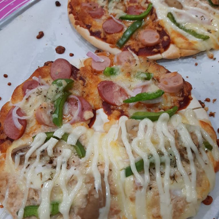 Favourite Cheesy Pizza - Bake With Yen